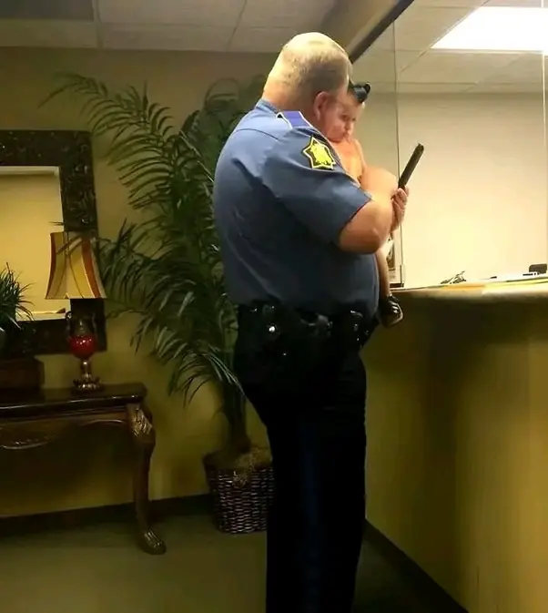 The Heartwarming Act of Kindness: A Police Officer's Unexpected Heroism