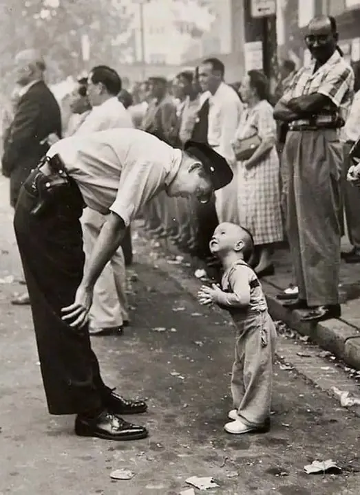 William C. Beall’s Pulitzer-Winning Photo: Capturing a Child’s Wonder ...